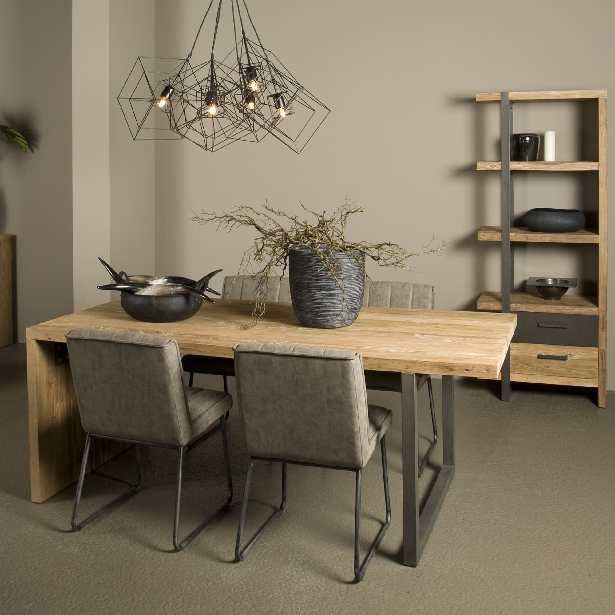 Le Charme Naturel des Tables à Manger en Teck